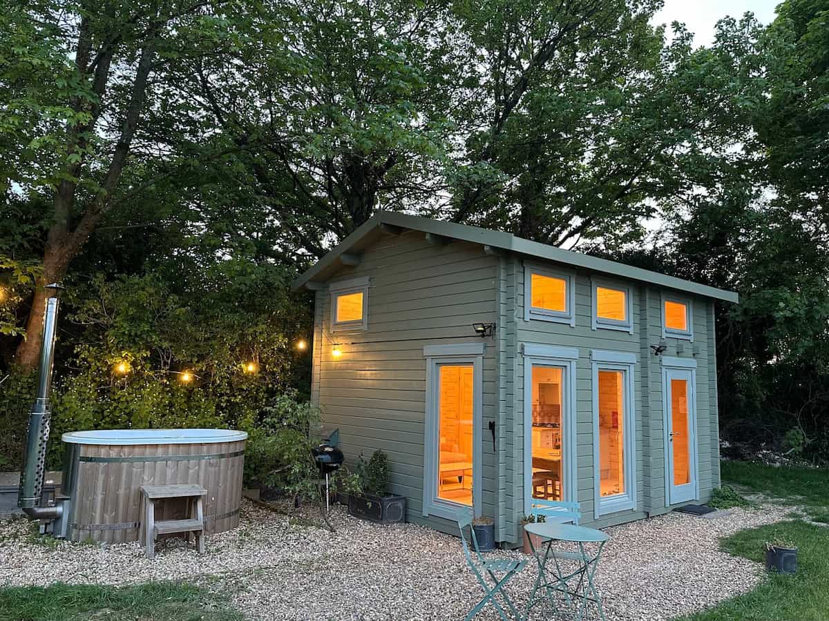 Log Cabin Garden Room Airbnb: Inside a Hampshire Five-Star Stay ...